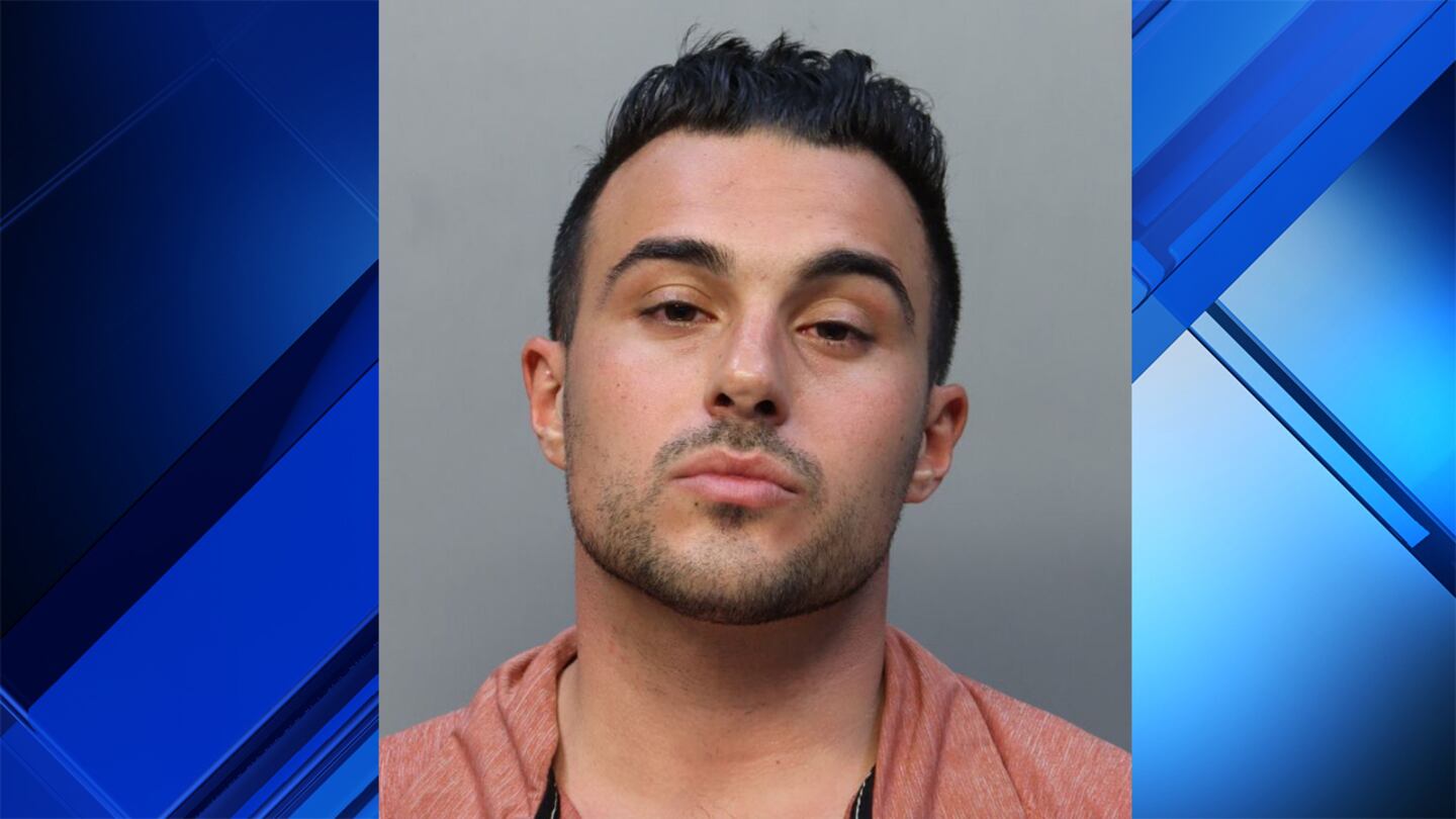 Reportero de noticias del sur de la Florida se entrega a la policía de ...